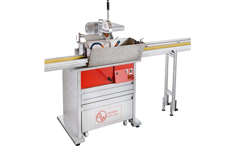 Submersible cutting machine with high rigidity of the machine body and ...